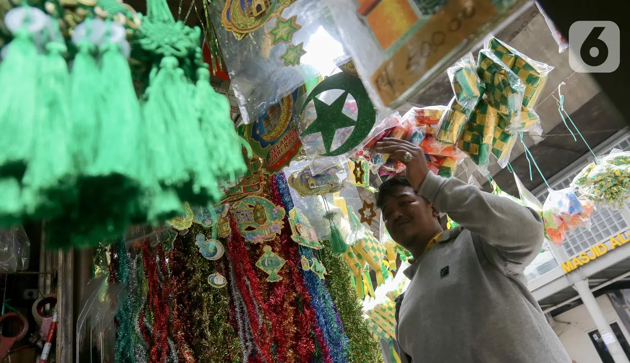 Menjelang Lebaran, Penjualan Ornamen Islami di Pasar Asemka Jakarta Mulai Meningkat - Foto ...