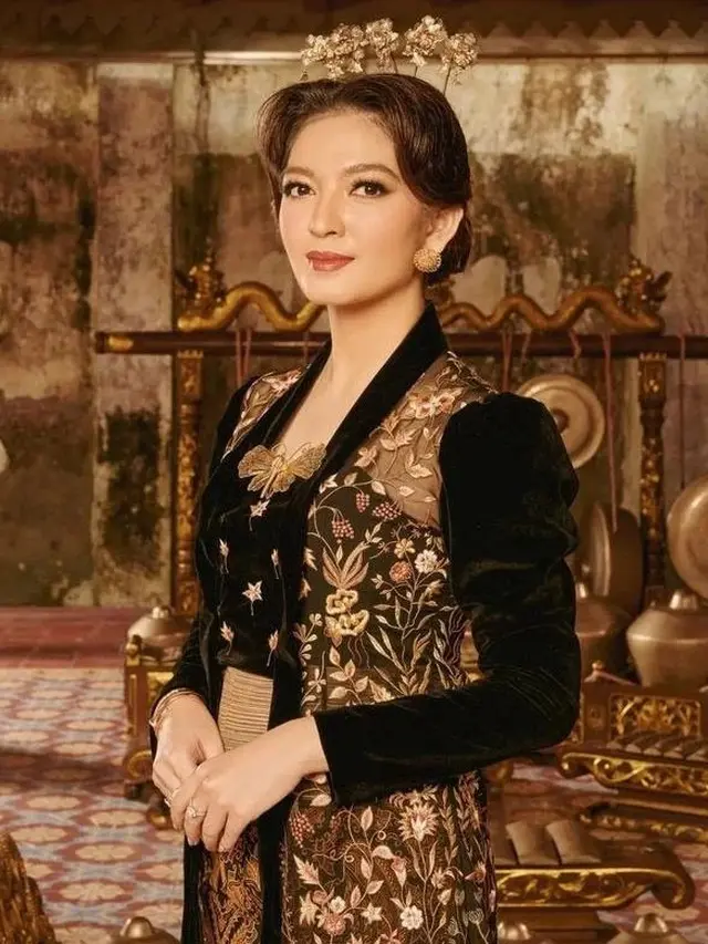 Potret Selvi Ananda Istri Wakil Presiden dengan Kebaya yang Anggun dan Berkelas - Fashion Fimela.com