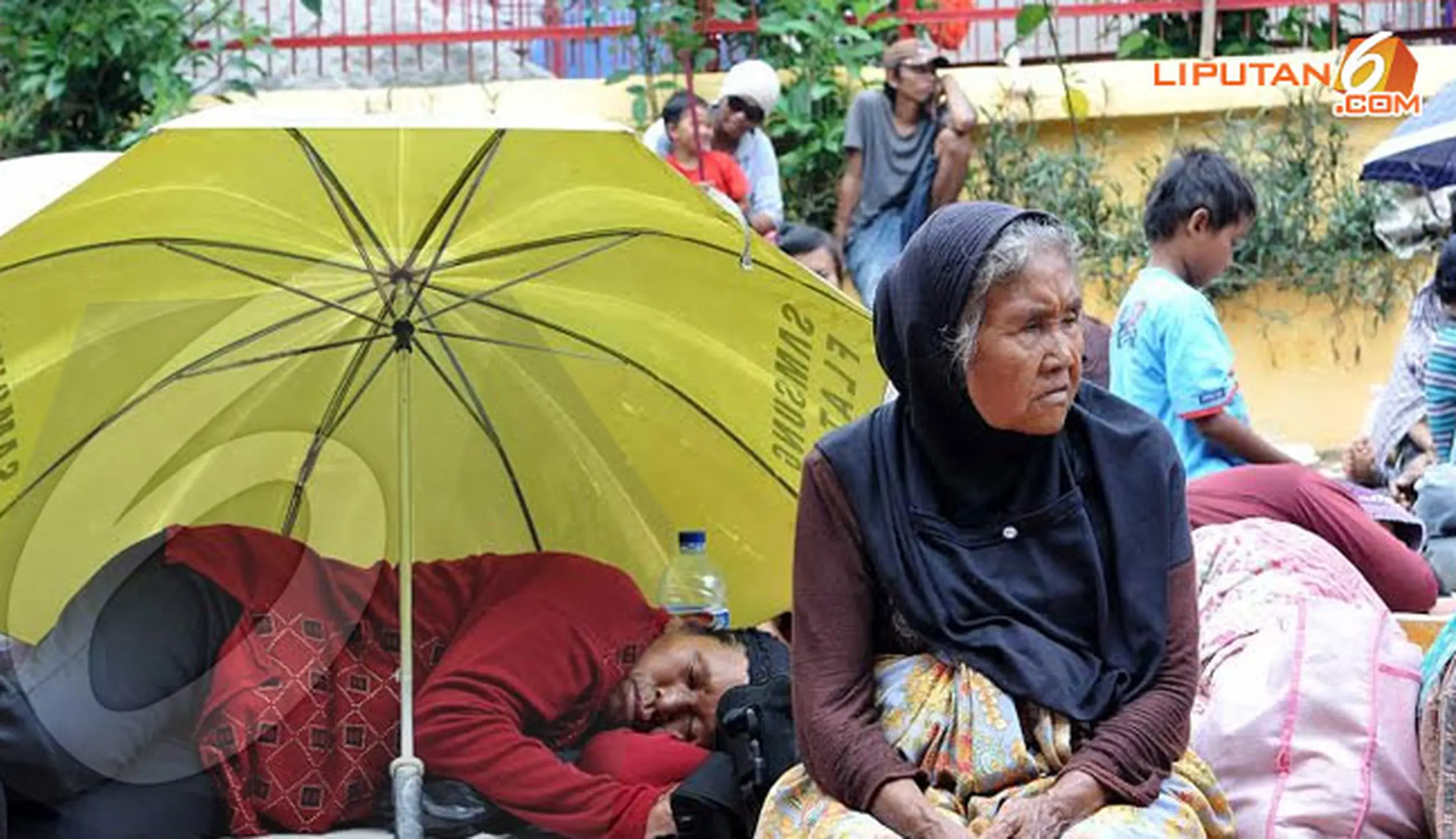 [FOTO] Mengais Rezeki di Hari Raya Imlek - Foto Liputan6.com