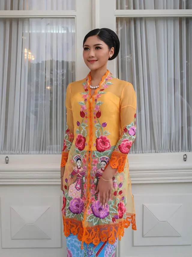 Tampil Manis, Ini Inspirasi Kebaya Motif dari Erina Gudono hingga Raline Shah - Fashion Fimela.com