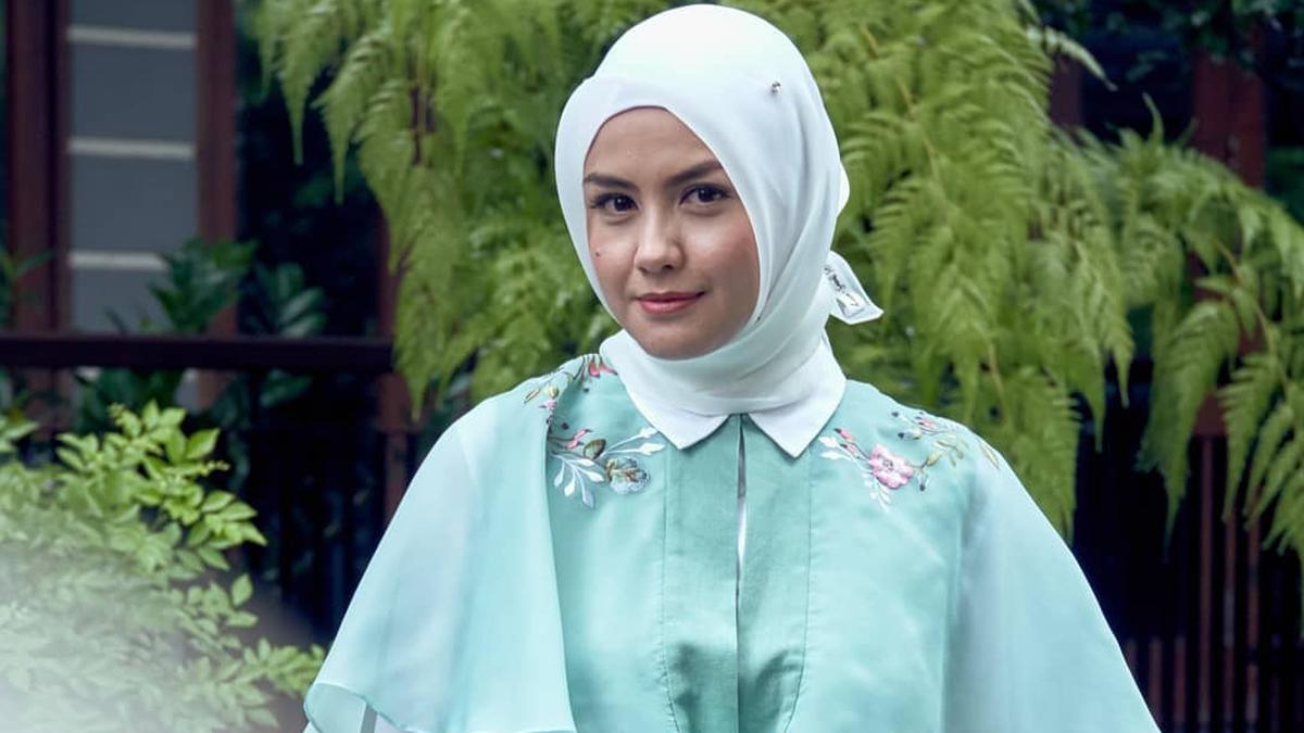 Berhijab ala Revalina S Temat yang Simple dan Elegan - Photo Fimela.com