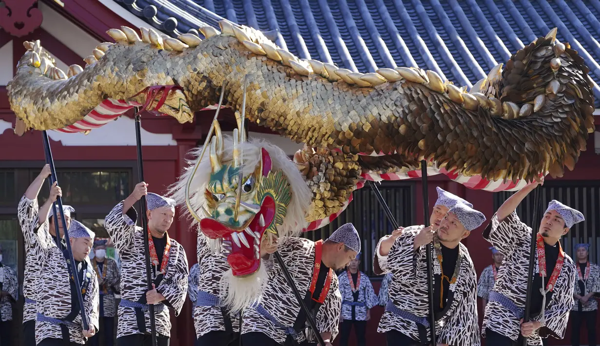FOTO: Menyaksikan Tarian Naga Jepang di Kuil Sensoji - Foto Liputan6.com
