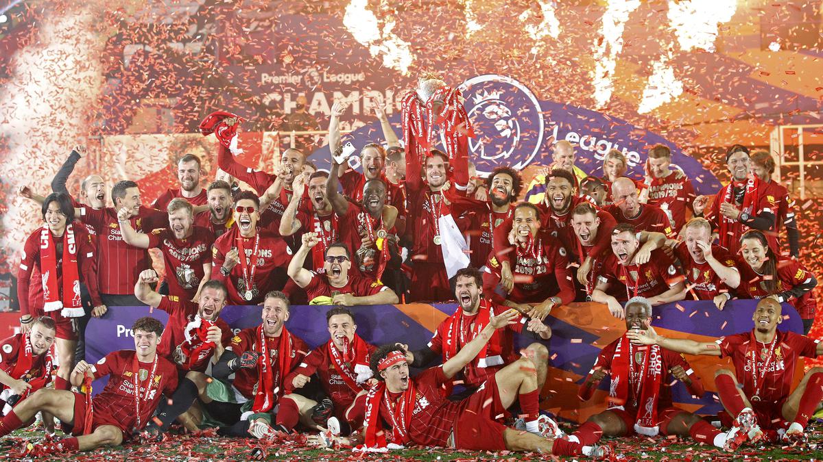 FOTO: Liverpool Resmi Angkat Trofi Juara Premier League 2019-2020