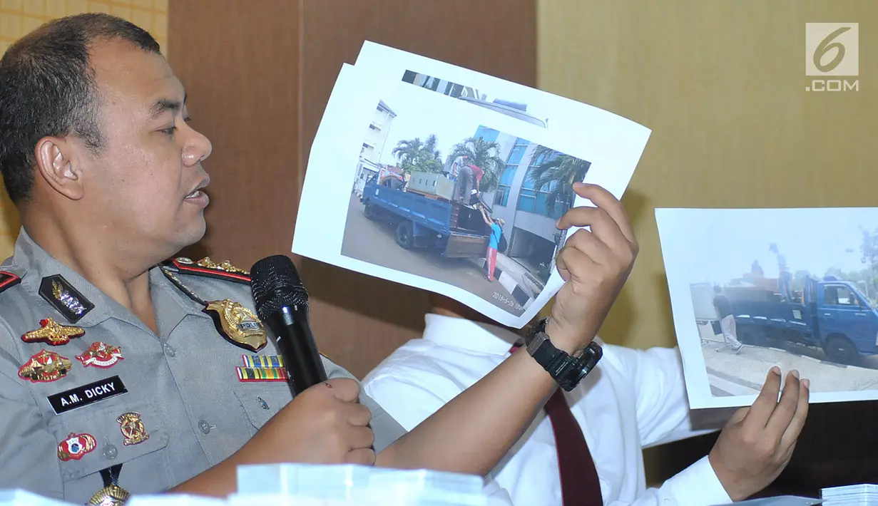 FOTO: Polisi Amankan Barang Bukti E-KTP yang Tercecer di Bogor - Foto Liputan6.com