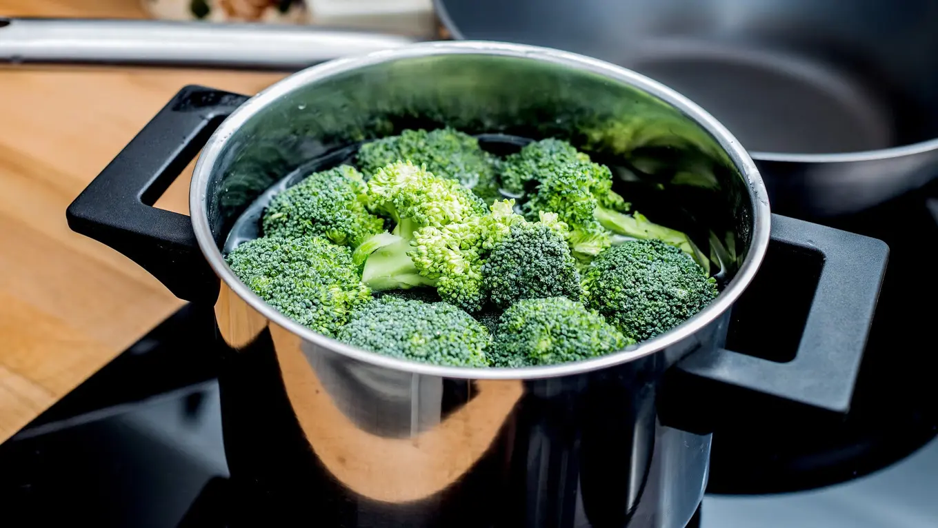 5 Tips Merebus Sayur agar Tetap Renyah dan Tak Lembek - Food Fimela.com