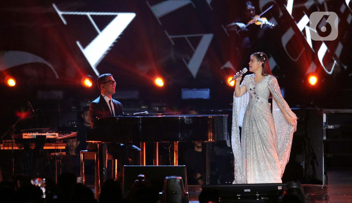 Gaya Rossa di Atas Panggung dalam Konser Perayaan 25 Tahun Berkarier ...