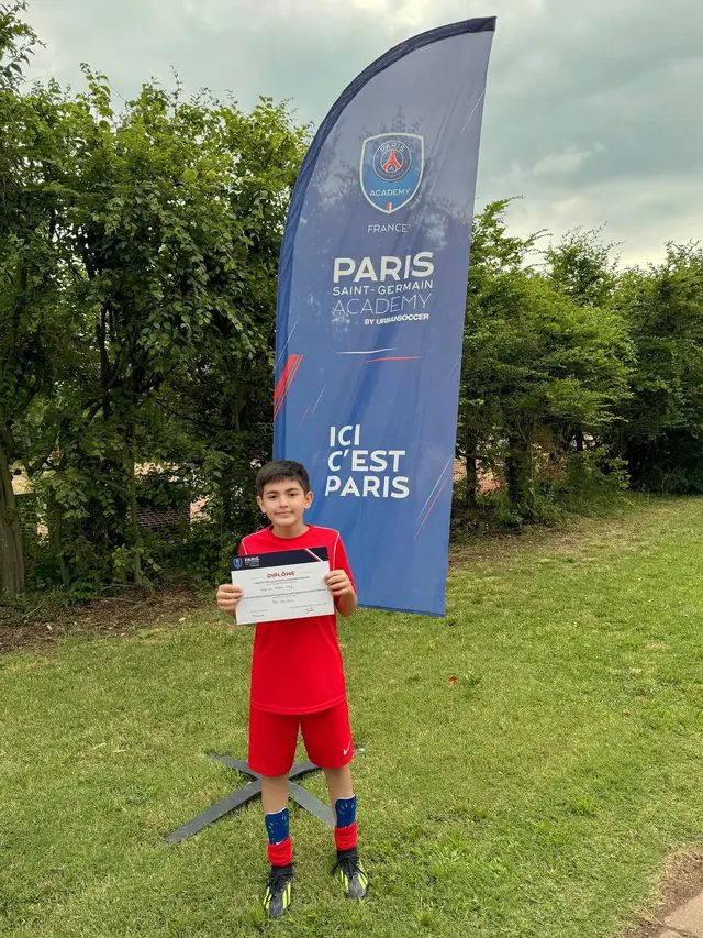 7 Potret Putra Carissa Putri Ikut Summer Camp Sepak Bola di Paris Saint ...
