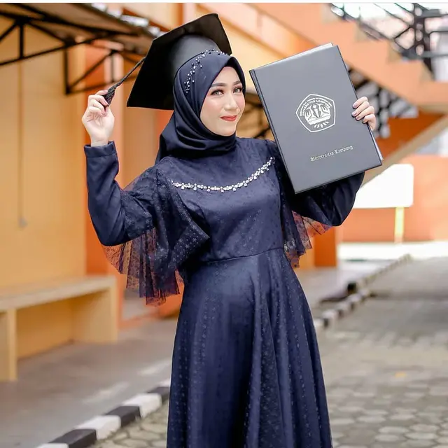 10 Bahan Gamis Wisuda Syar'i, Nyaman dan Tampil Elegan - Hot Liputan6.com