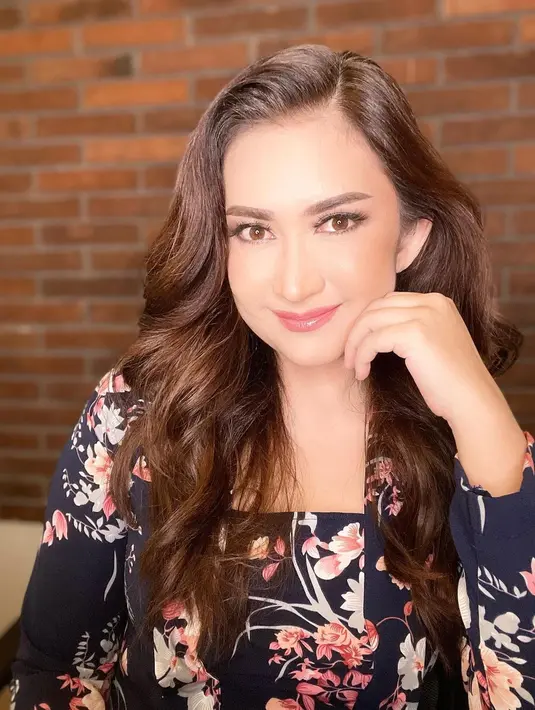 Potret Close Up Nafa Urbach Memukau di Umur 42 Tahun, Hot Mom Menawan - Foto Liputan6.com