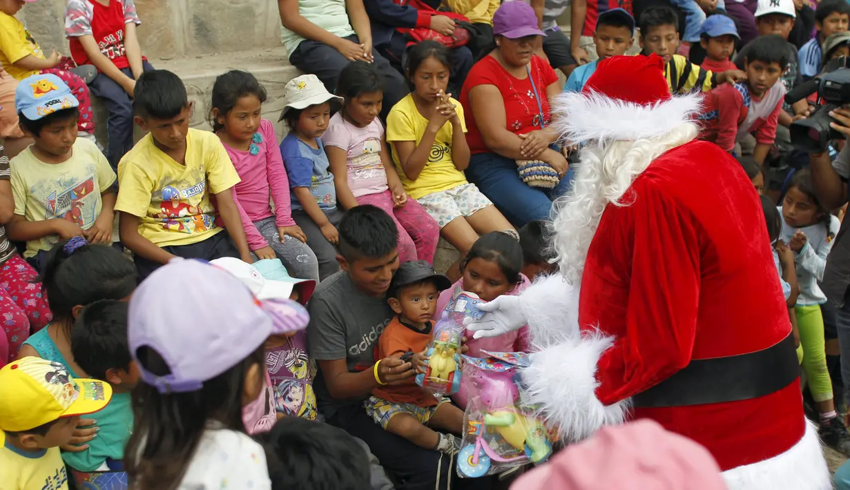 Kenakan Kostum Santa Claus, Polisi Kejutkan Warga Peru - Foto Liputan6.com