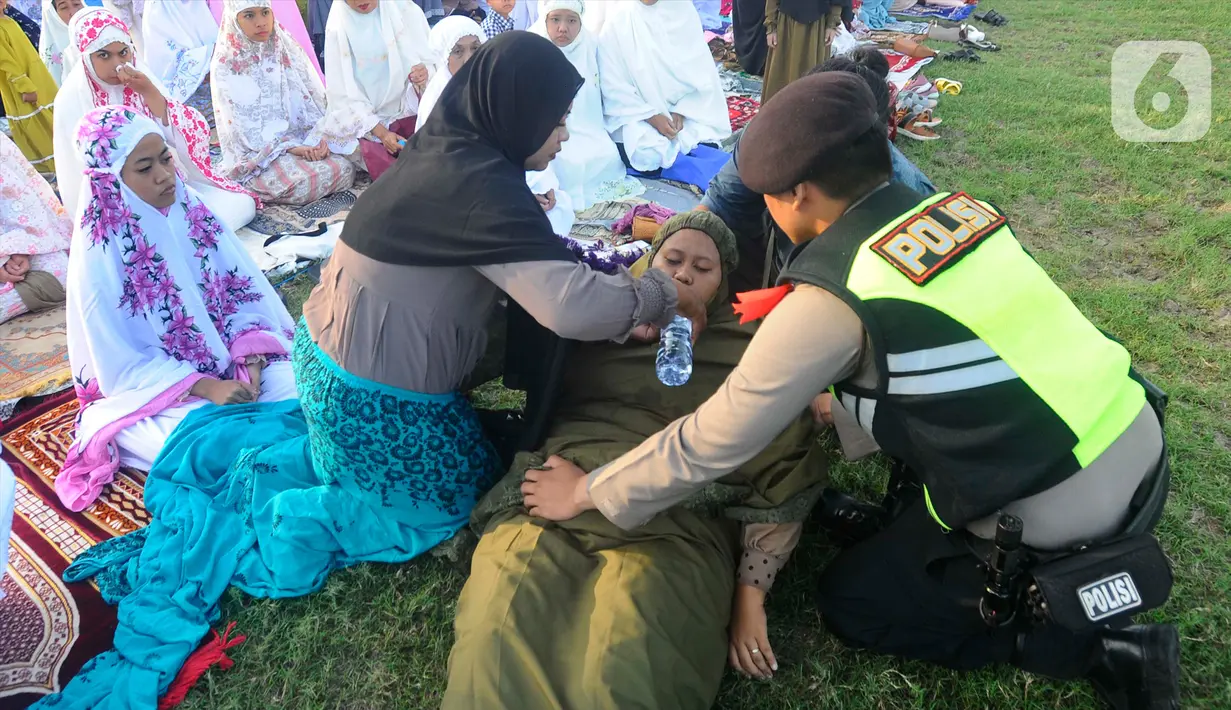 Kesiapan Polisi Tolong Warga yang Pingsan saat Sholat Idul Fitri - Foto ...