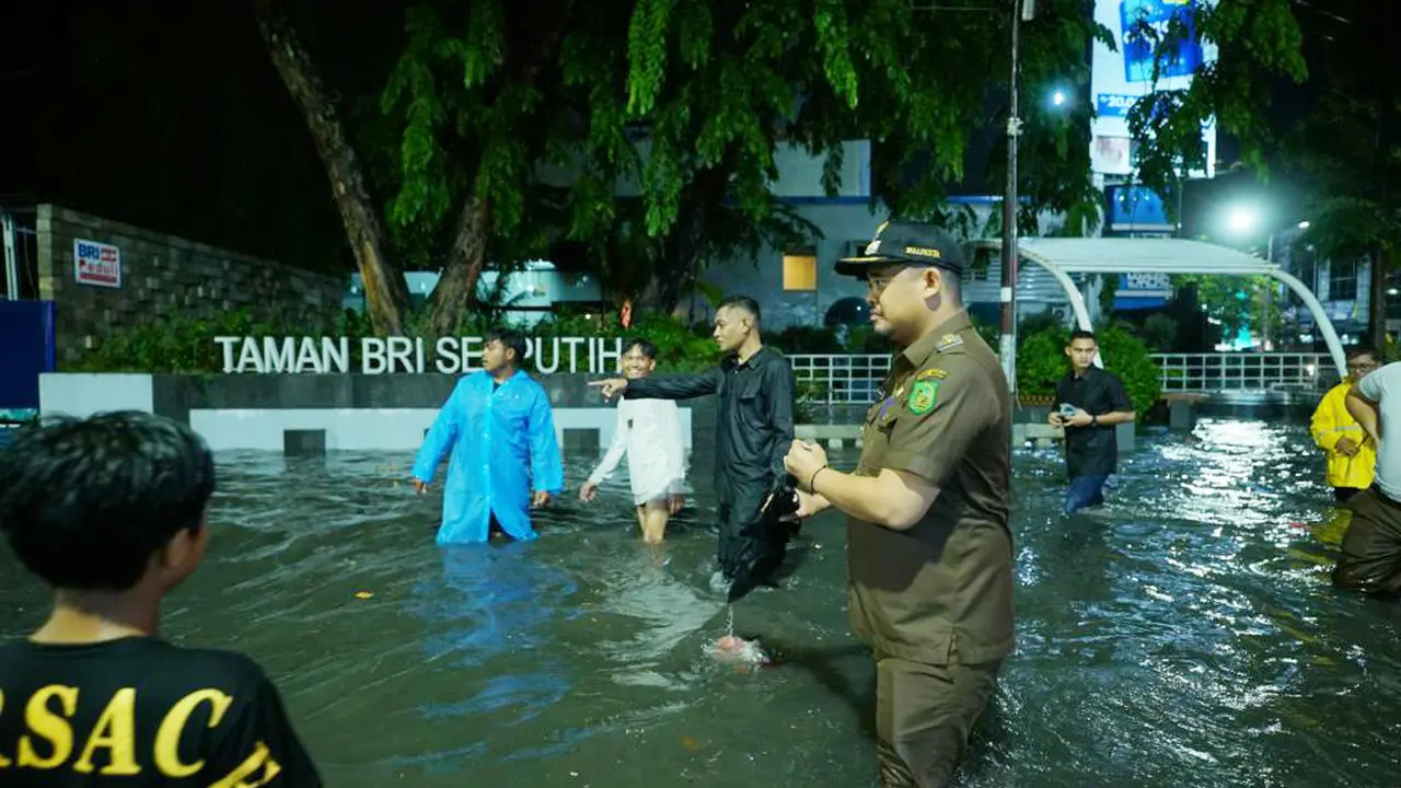 Bobby Nasution Terobos Hujan Deras, Pastikan Pengerjaan Drainase Berfungsi Atasi Banjir - News ...