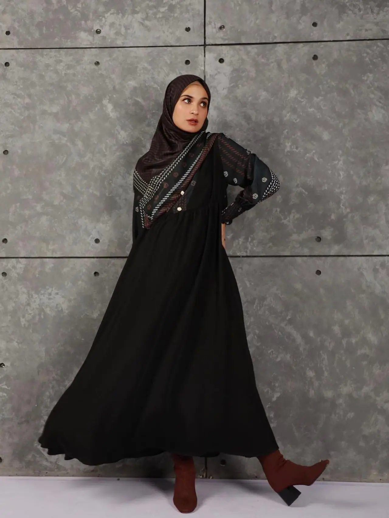 9 Padu Padan Warna Baju Hitam dan Hijabnya, Bikin Outfitmu Makin Stand ...
