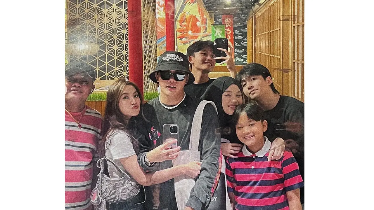 Segera Menikah, Ini 10 Potret Kedekatan Mahalini dan Keluarga Rizky ...