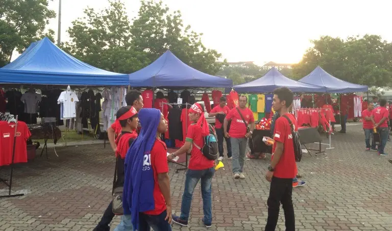 Laris Manis Jualan Atribut Timnas Indonesia U-22 - Bola Liputan6.com