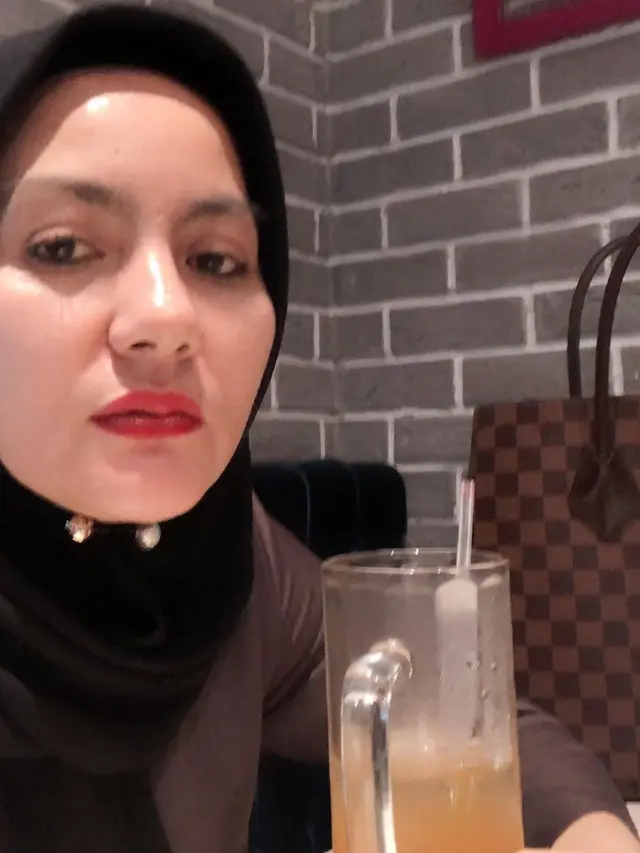 5 Potret Istri Kedua Azis Gagap yang Sibuk Mengelola Restoran - ShowBiz ...