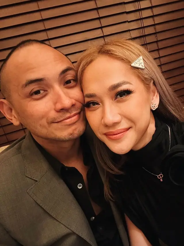 6 Potret Dinner Romantis BCL dan Tiko Aryawardhana, Rayakan Ultah Pertama Pernikahan - Hot ...