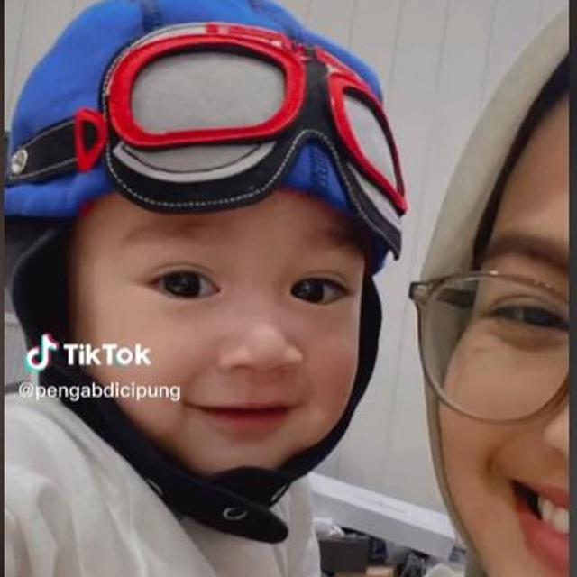 Nonton Piala Dunia 2022 di Qatar. Rayyanza Cosplay Jadi Pororo, Tasnya ...