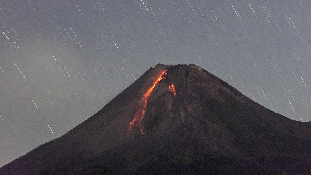 FOTO: Luncurkan Lava Pijar, Begini Penampakan Gunung Merapi