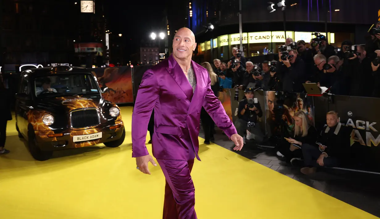 Dwayne Johnson Tampil Nyentrik Pakai Tuksedo Satin Ungu di Pemutaran ...