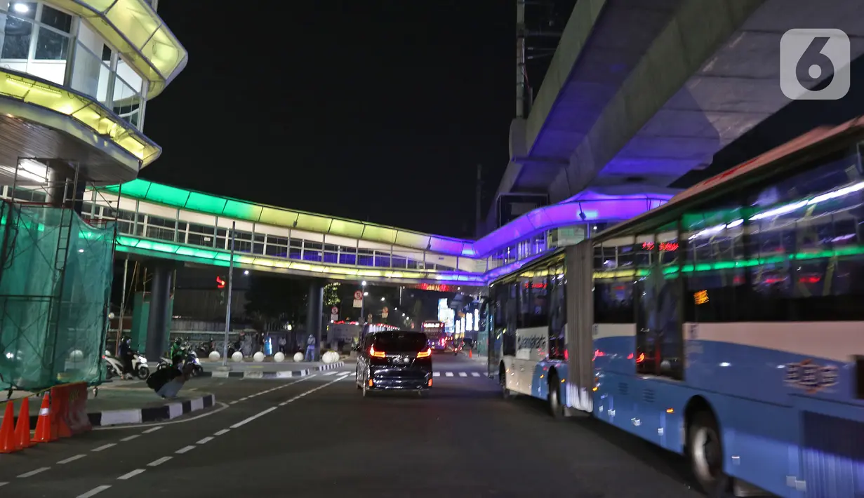 FOTO: Cahaya Warna-warni Hiasi Halte Transjakarta CSW - Foto Liputan6.com