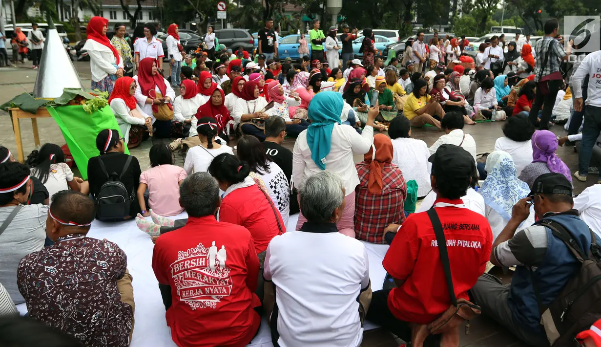 FOTO: Rayakan Kemenangan Jokowi, Relawan Potong Tumpeng di Depan Istana ...