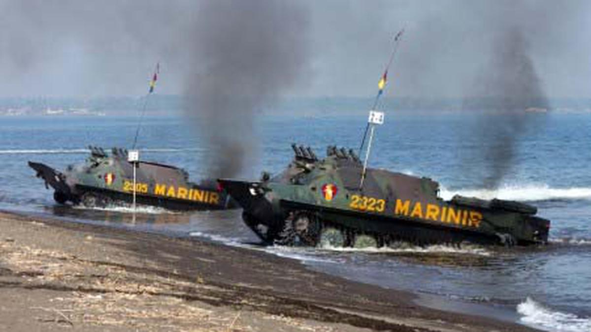 Dua tank Amphibi melakukan latihan pendaratan di Pantai Banongan ...