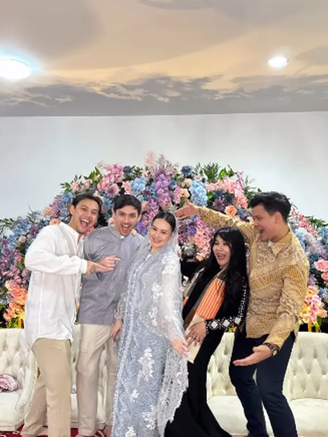 7 Potret Tasyakuran Kehamilan Sarah Gibson, Sempat Dua Kali Keguguran ...