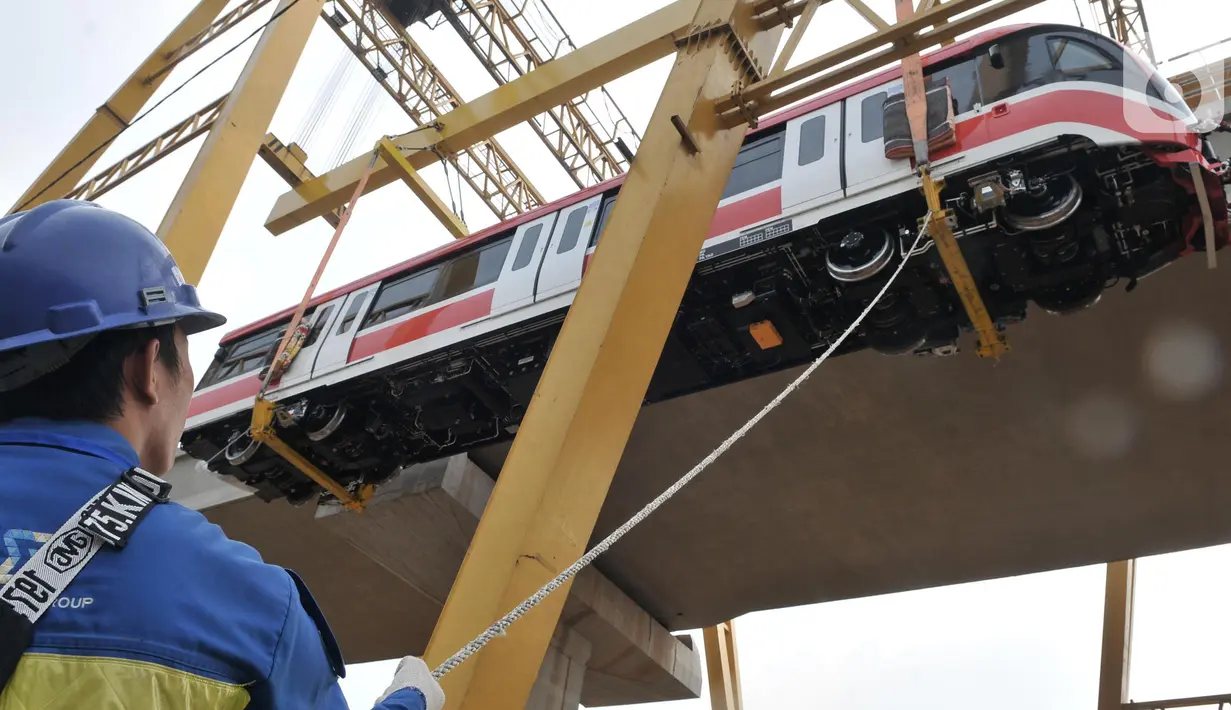 FOTO: Pengangkatan Perdana LRT Jabodebek ke Lintasan - Foto Liputan6.com