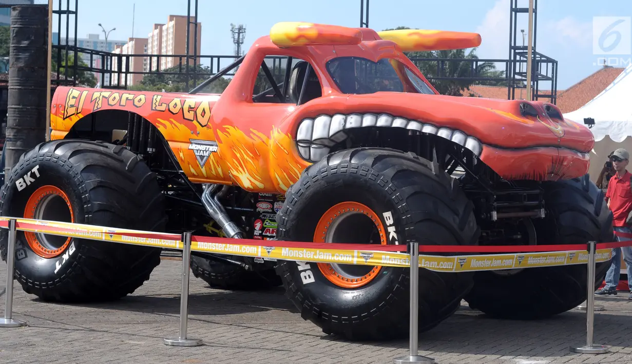 FOTO: Kekar dan Kokoh, Ini Deretan Mobil Berban Besar di IIMS 2018 ...