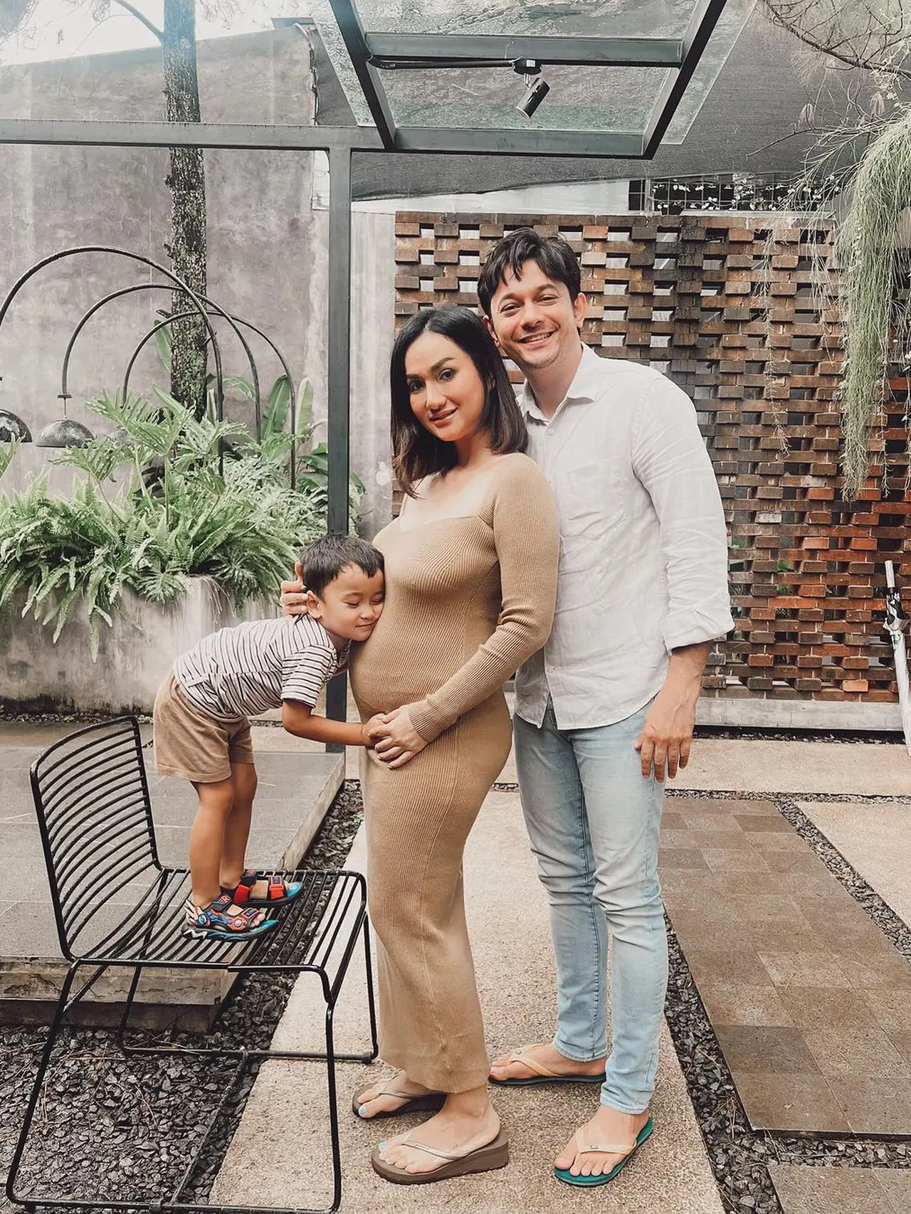6 Potret Andrew Andika Umumkan Sang Istri Hamil Anak Kedua, Penuh ...