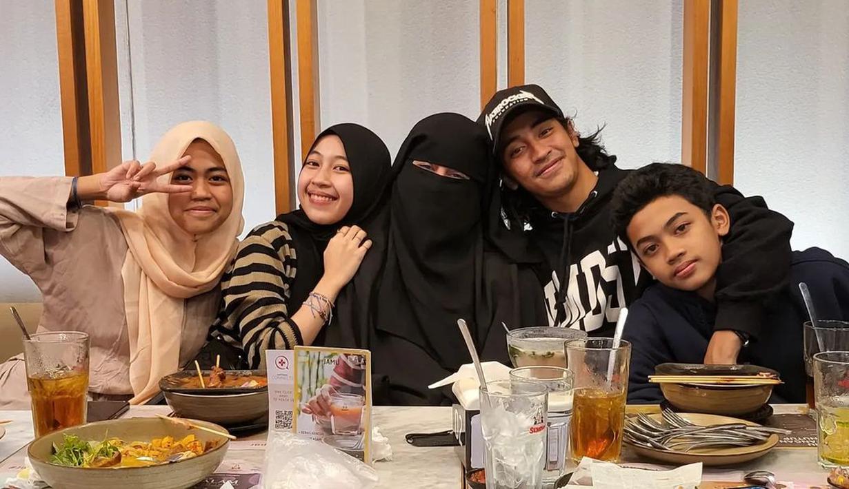 Jarang Tersorot, Potret Kebersamaan Umi Pipik dengan Empat Anaknya - Photo Fimela.com