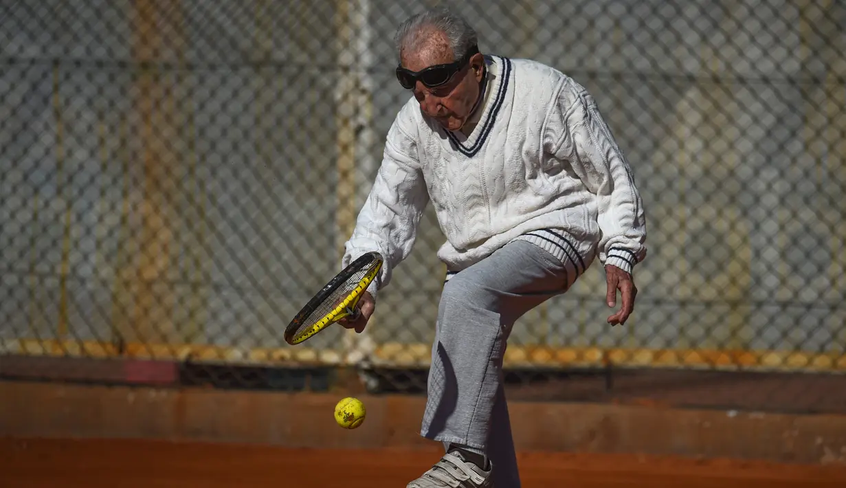 Usia 100 Tahun, Kakek Ini Tetap Rutin Main Tenis - Foto Liputan6.com