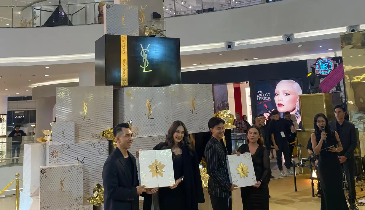 Gaya Menawan Luna Maya Hadir di YSL Winter Fantasy 2024 - Photo Fimela.com