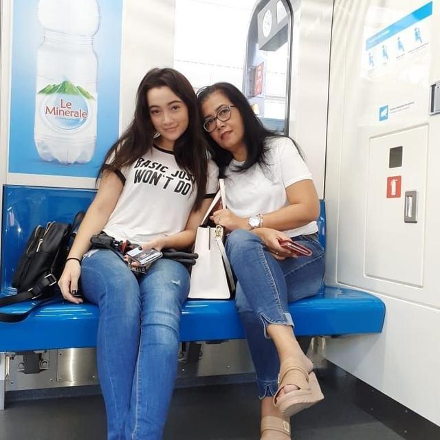 6 Potret Kedekatan Bryan dan Megan Domani dengan Ibu, Akrab dan Bahagia