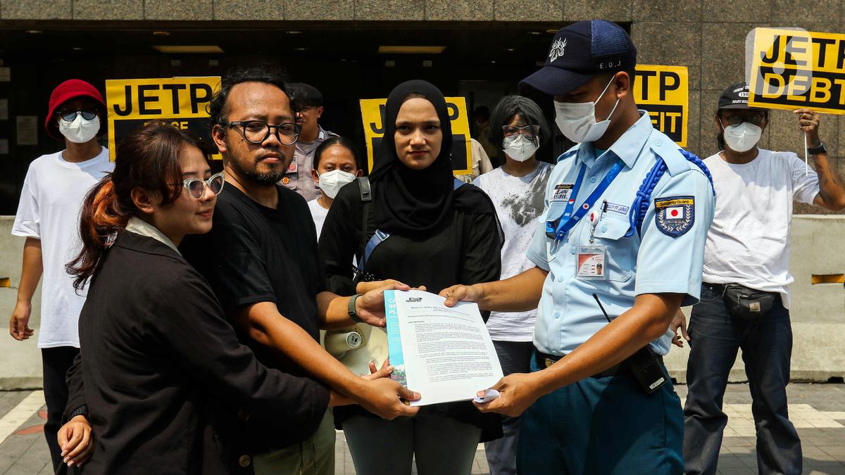 Aksi Teatrikal Sikapi Rencana Investasi dan Kebijakan Komprehensif JETP ...