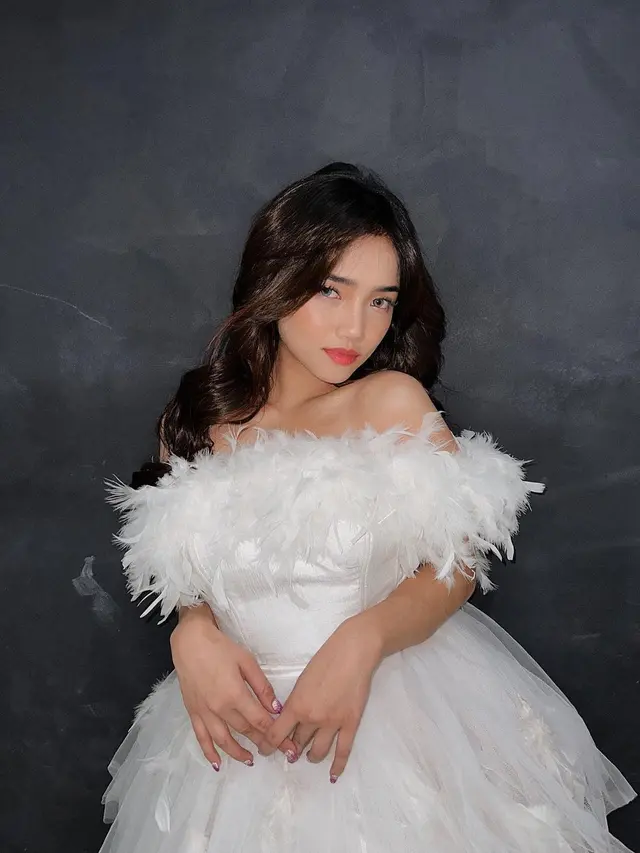 Potret Fuji Tampil Memesona Pakai Dres Putih di TikTok Replay 2023 - Entertainment Fimela.com