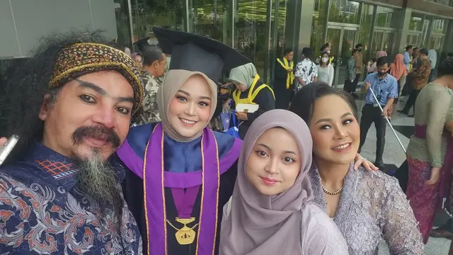 7 Potret Limbad Rayakan Ultah Istri, Kekompakan Dua Putrinya Curi ...
