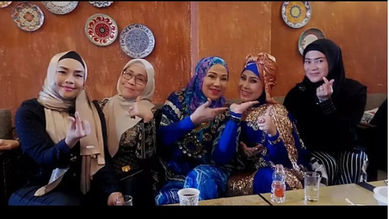 6 Potret Pesta Ultah Elvy Sukaesih ke-72, Ajang Reuni Artis Senior yang ...