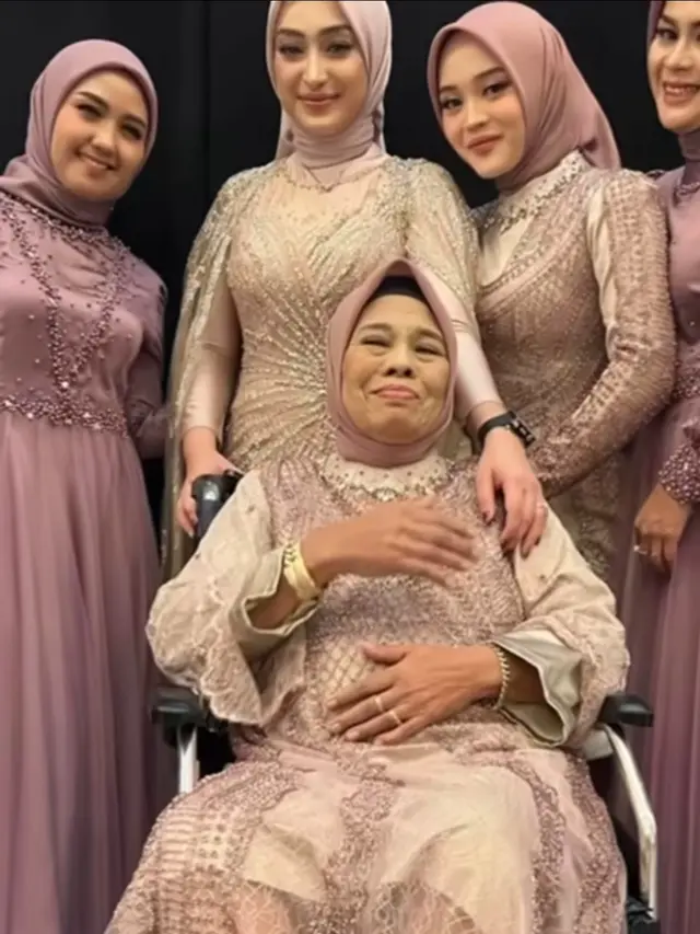 6 Potret Santyka Fauziah Pacar Sule Bareng Calon Ibu Mertua, Sudah Dapat Restu - Hot Liputan6.com