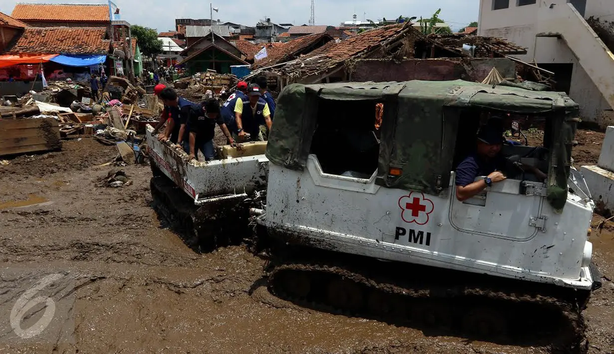 Hagglund PMI Bantu Evakuasi Korban Banjir Bandang di Garut - Foto ...