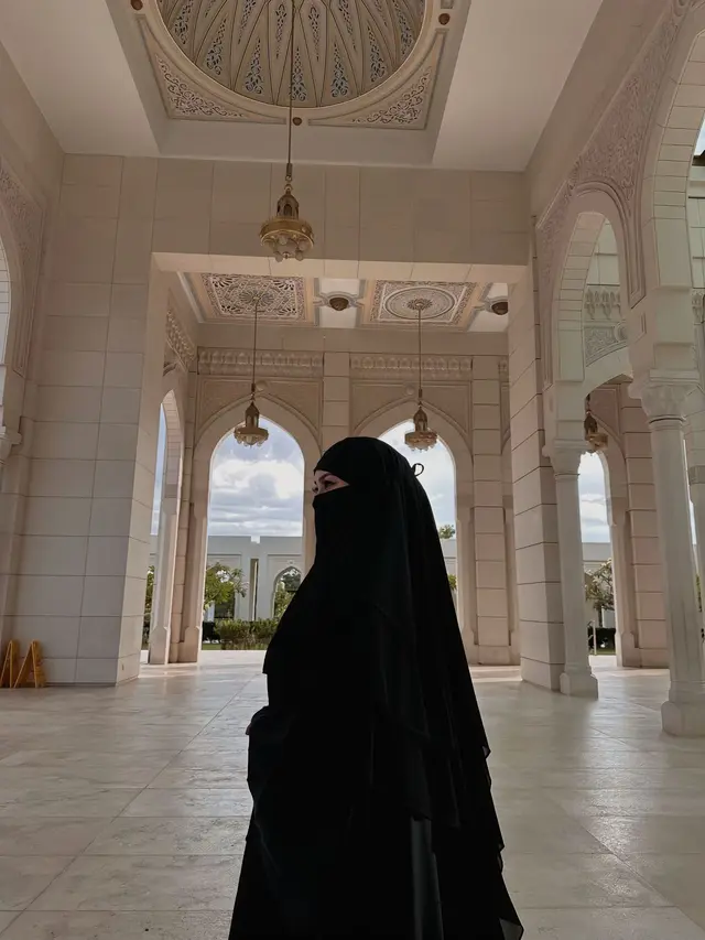 7 Potret Kae Asakura ‘Rae Lil Black’ Berhijab Usai Masuk Islam, Anggun ...