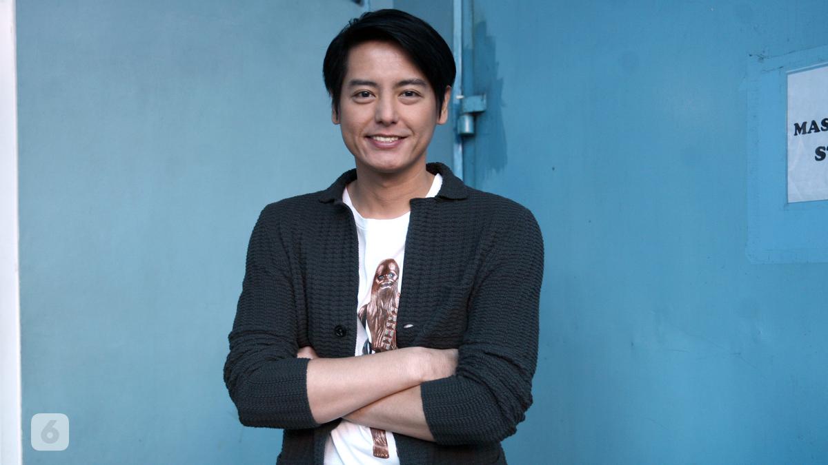 Menjadi Yatim Piatu, Begini yang Dirasakan Roger Danuarta - ShowBiz ...