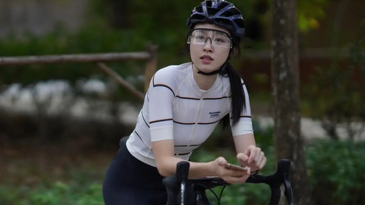 10 Momen Transgender Cantik Nong Poy Bersepeda, Sporty tapi Tetap Seksi - Global Liputan6.com