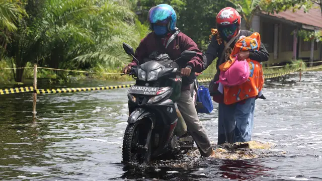 Terjebak Banjir, Istri Dorong Motor Suami Sambil Gendong Anaknya di ...