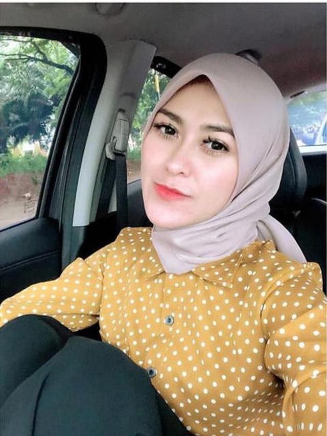 Tampil Berhijab, Ini 6 Potret Terbaru Ade Bunga Niari Mantan Istri ...