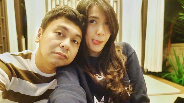 Istri Raditya Dika Ikut Sidang Skripsi saat Hamil Besar - ShowBiz ...
