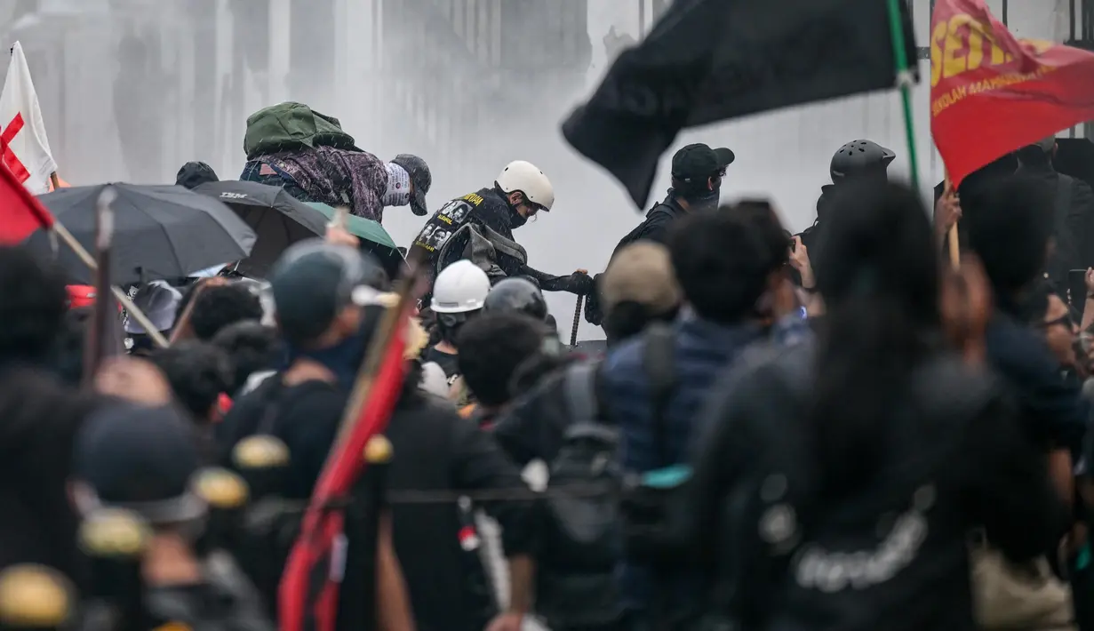 Berakhir Ricuh, Unjuk Rasa Tolak RUU TNI di Depan Gedung DPR - Foto ...