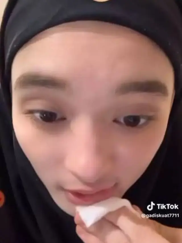 Terima Tantangan Netizen, Ini 6 Potret Inara Rusli saat Hapus Makeup ...