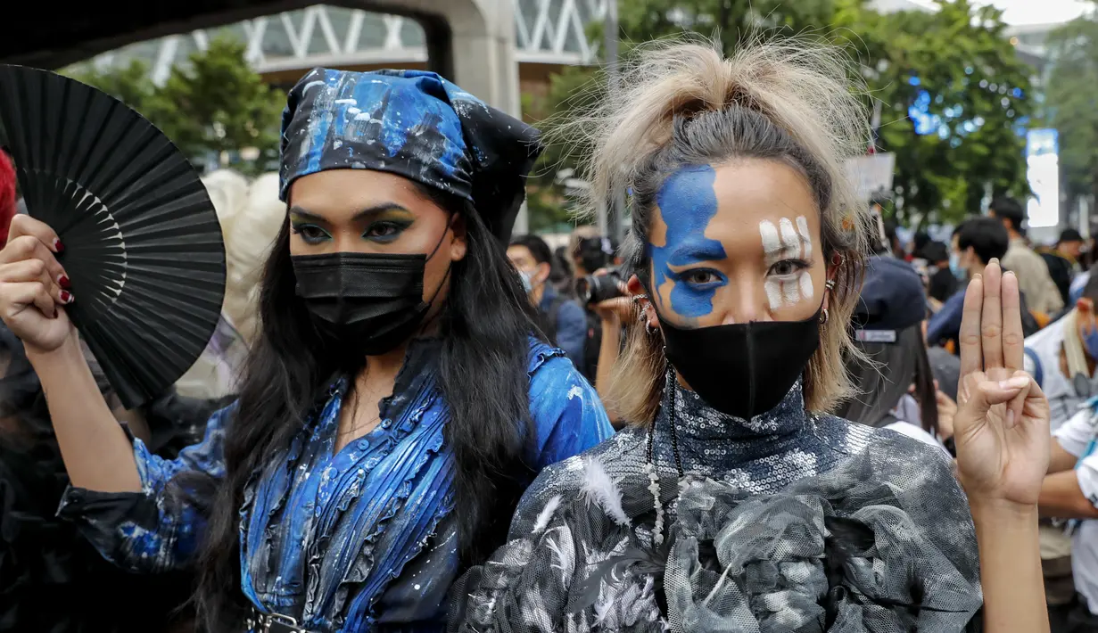FOTO: Gaya Para LGBT Thailand saat Ikut Demo - Foto Liputan6.com